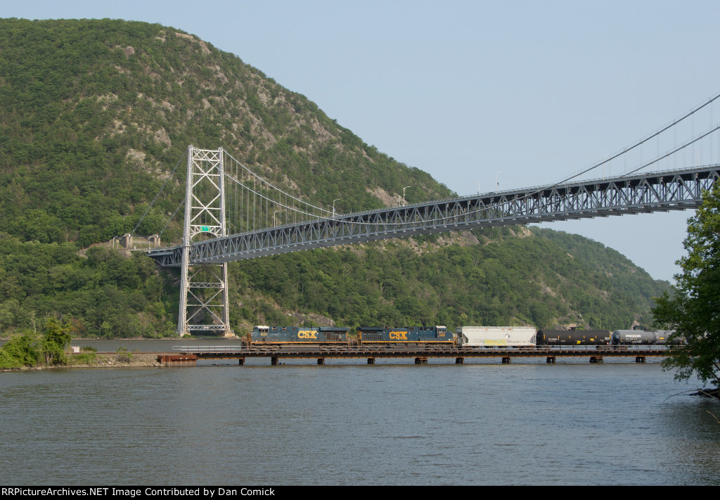 CSXT 5201 Leads B778-23 at Bear Mountain